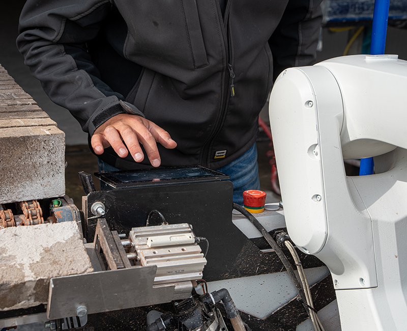 Ballast Nedam launches bricklaying robot (with real brickwork)